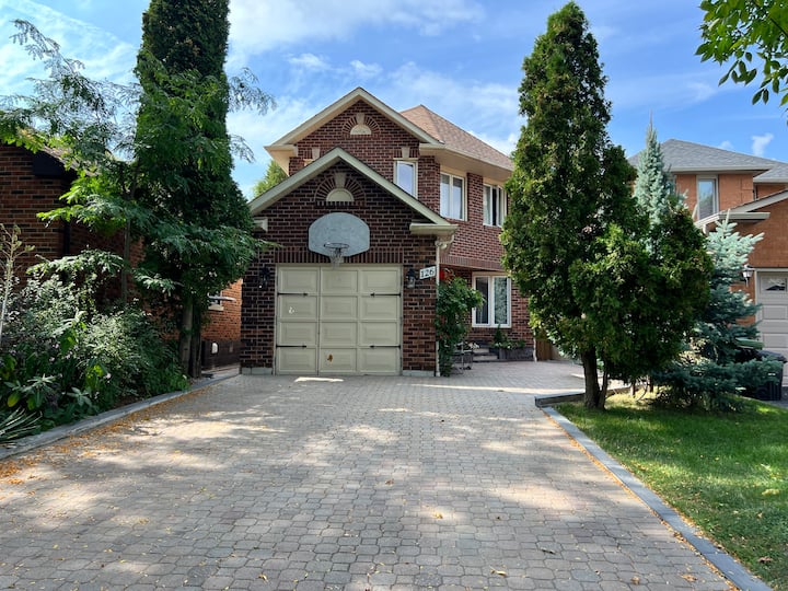 Charming 2-bedroom Suite, 2 Min Walk To Go Train - Toronto