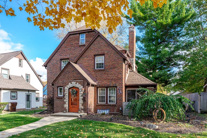 Storybook Stay By The River And Gardens - Rockford, IL