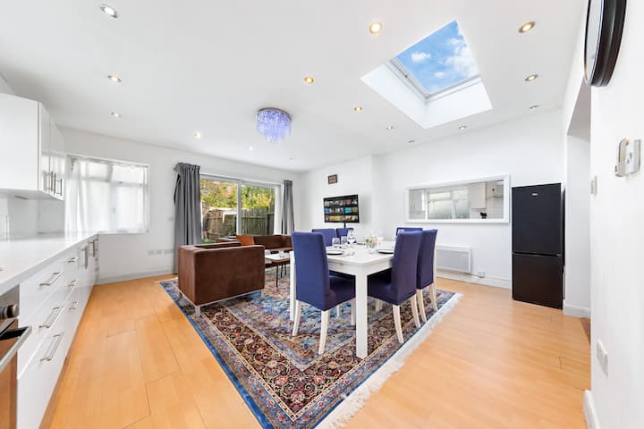 *Modern Spacious Four Bedroom House In London* - London