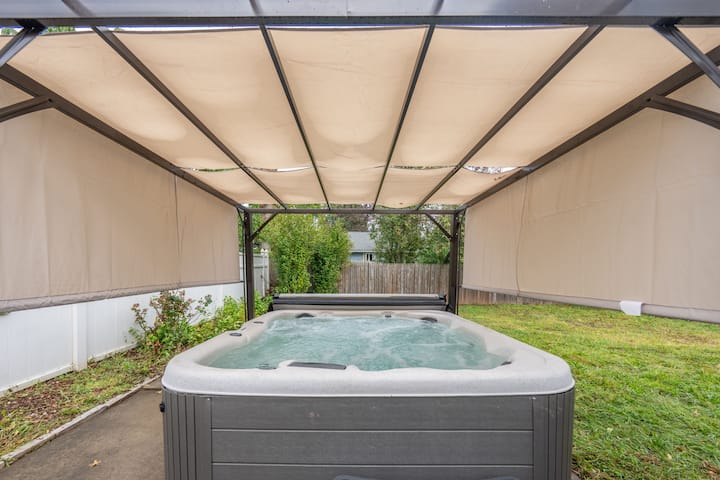 Family Hot Tub Retreat | 10 Guests | Foosball + Tv - Staten Island