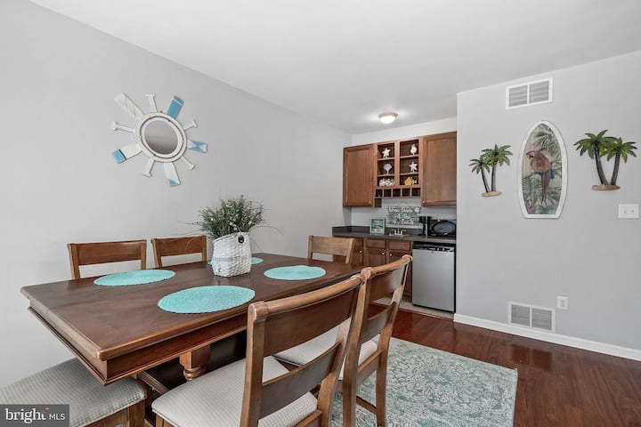 Beautiful 2 Story Condo 1.5 Blocks From The Beach - Wildwood, NJ