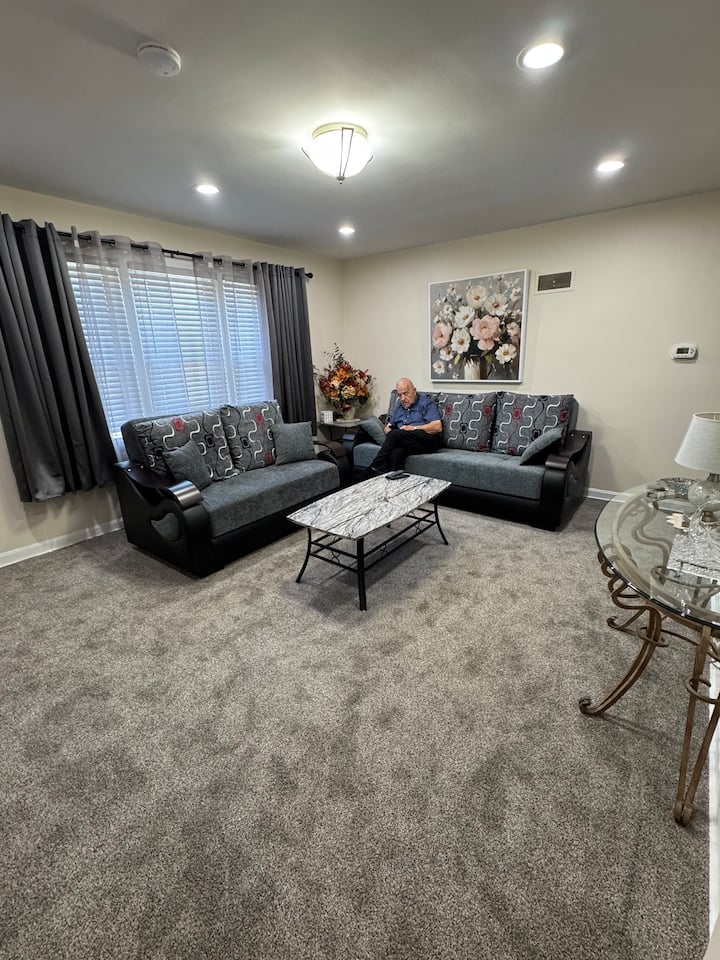 2 Bedroom Apartment In Downtown Skokie - Skokie, IL