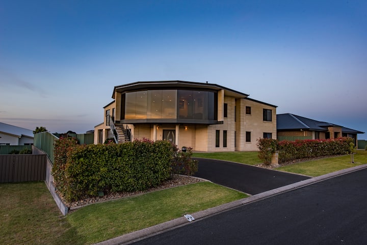 Luxury  Retreat  Mansion With City Views - Mount Gambier