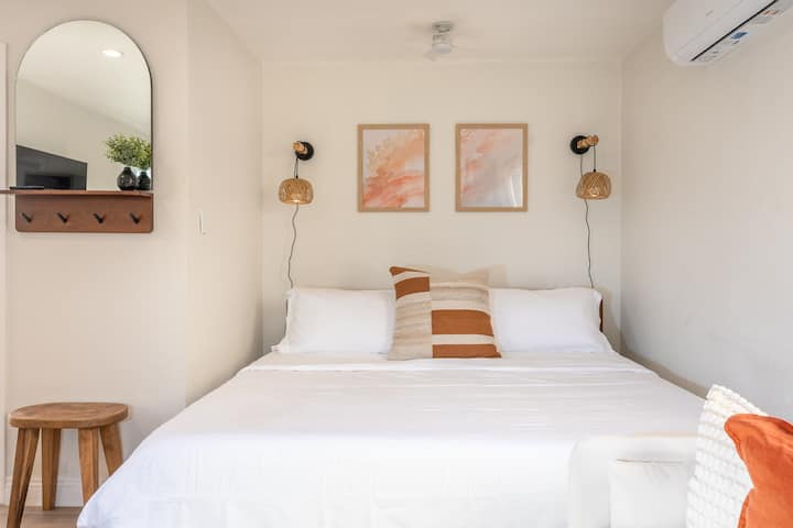 Cozy European Studio Near Lax, Sofi, & Beaches - Redondo Beach, CA