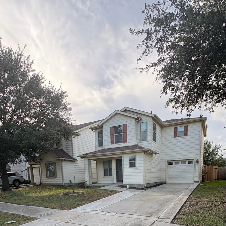Contemporary Flair. 3 Bedroom, 2.5 Bath Townhome - Houston George Bush Airport (IAH)