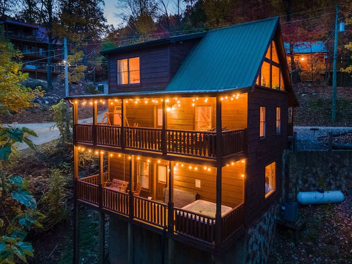 Smoky Mtn Escape | Hot Tub + Game Room - Gatlinburg, TN