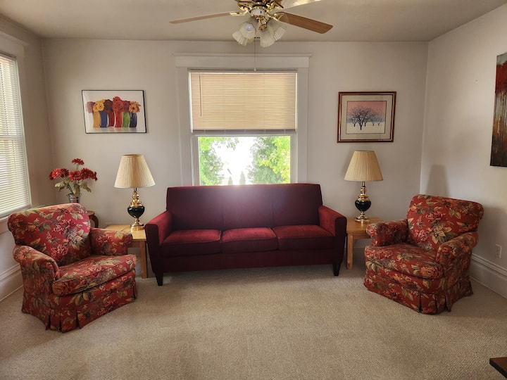 Cozy 2 Bedroom / Second Floor Apartment - Dubuque, IA
