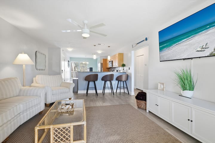 Lanai W/ Pool Views • Minutes To Siesta Key - Sarasota, FL