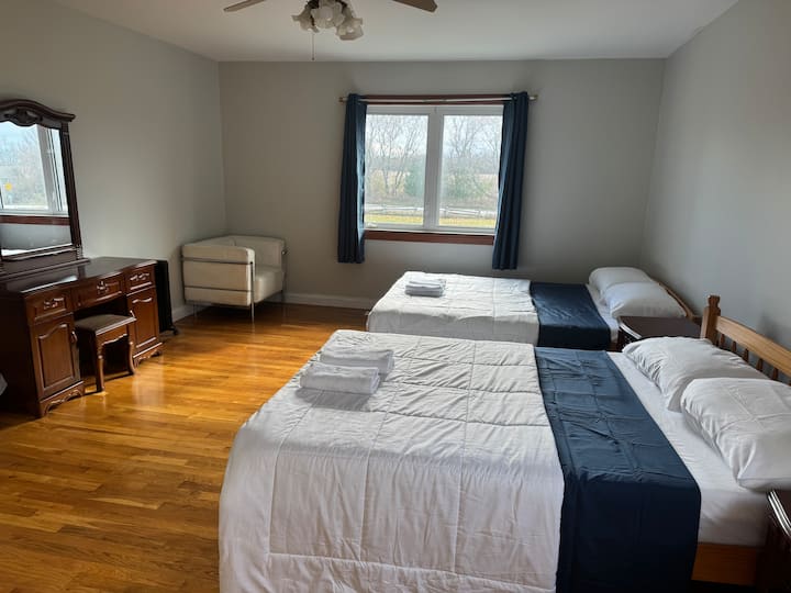 Bright Large Room, Ensuite Bathroom/walk-in Closet - Newcastle, ON, Canada