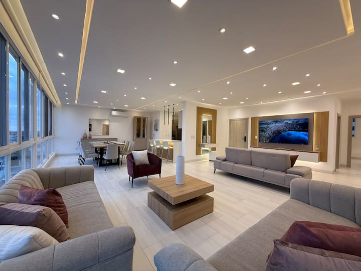 ¡De Estreno! Amplio Y Lujoso A Pocos Pasos Del Mar - Salinas