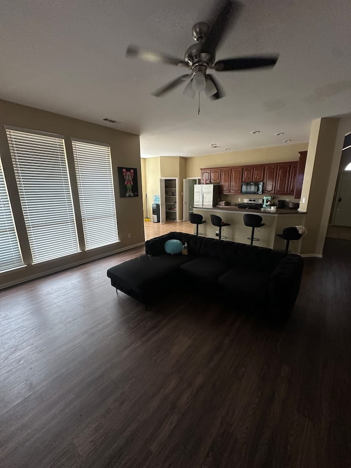 Spacious 3br With 2 Living Rooms - Cedar Hill, TX