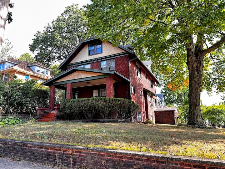 Spacious 2 Bedroom Apt. In Historic Neighborhood. - Akron, OH