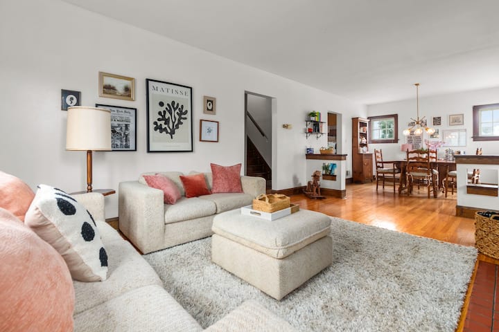 Retreat - Stylish W/ Rooftop Deck & Modern Comfort - Appleton, WI