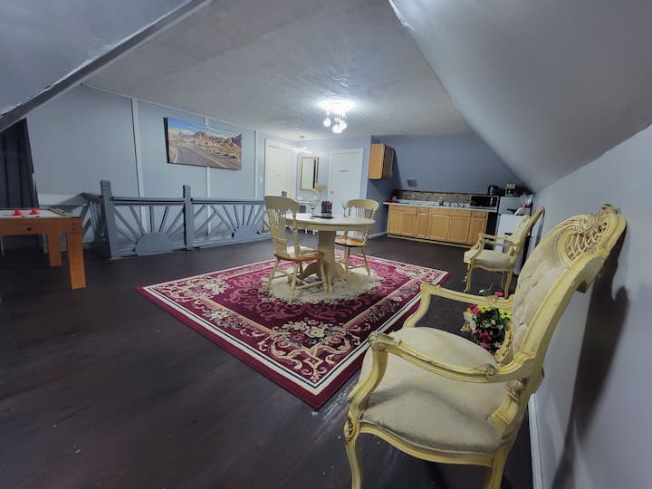 Apartment Attic Near C&o Canal, Upmc, Dowtown - Cumberland, MD