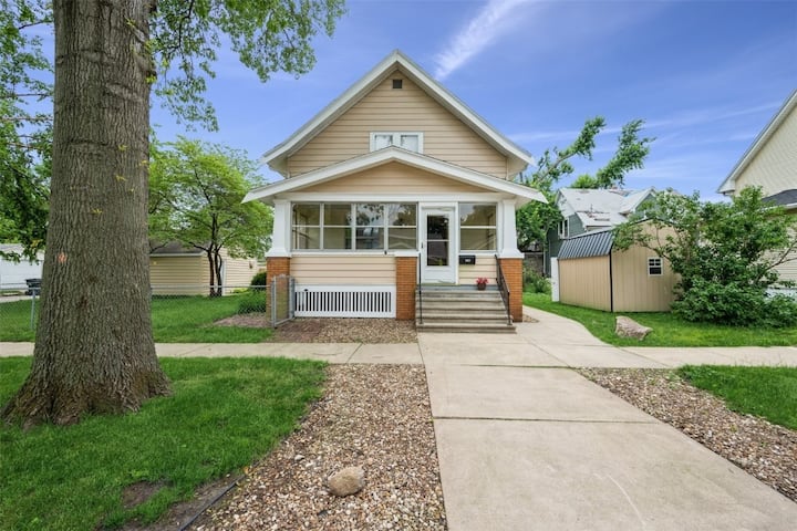 Furnished 3 Bedroom W/guest House - Cedar Rapids, IA