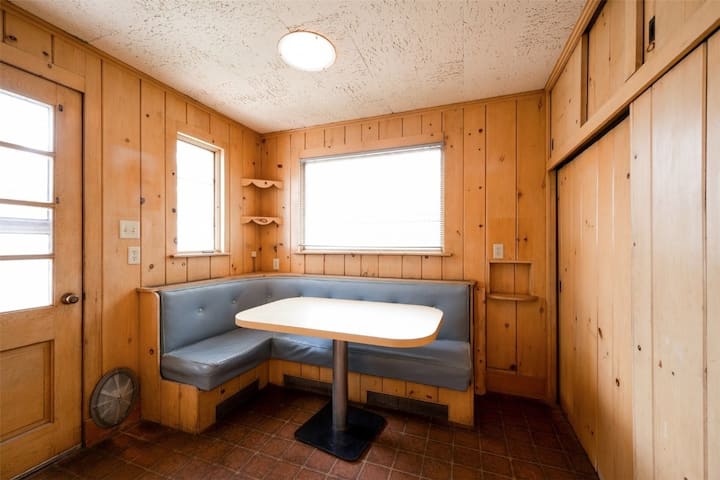 Furnished 2 Bedroom Walk To Mercy & Downtown - Cedar Rapids, IA