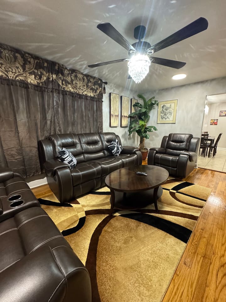Modern 2br Retreat | 85” Tv + Ultra-comfy Beds - Winston-Salem, NC