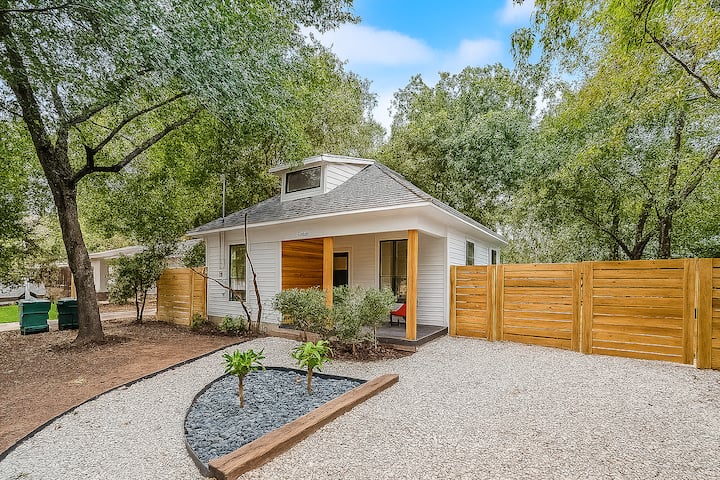 Downtown Cozy Modern House Dog & Family Friendly - Denton, TX