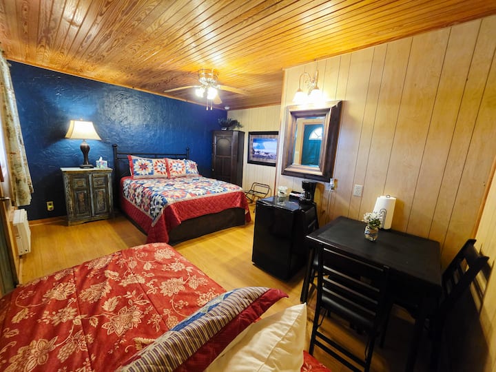 Wranglers Rest | 1 Queens + 1 Twin | Porch Views - Canton, TX
