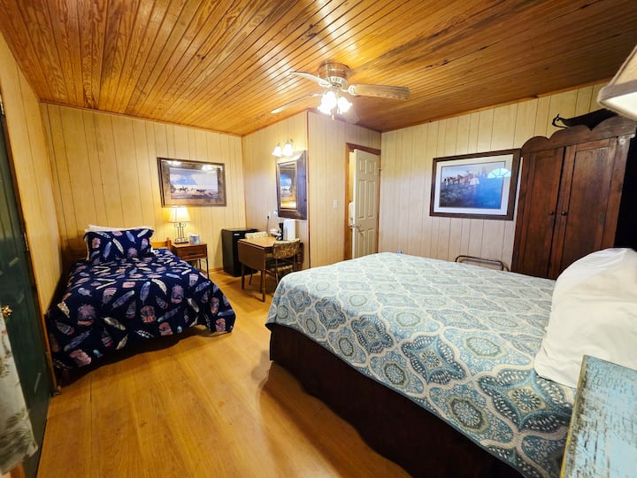 Cattleman's Suite | 1 Queen + 1 Twin | Porch Views - Canton, TX