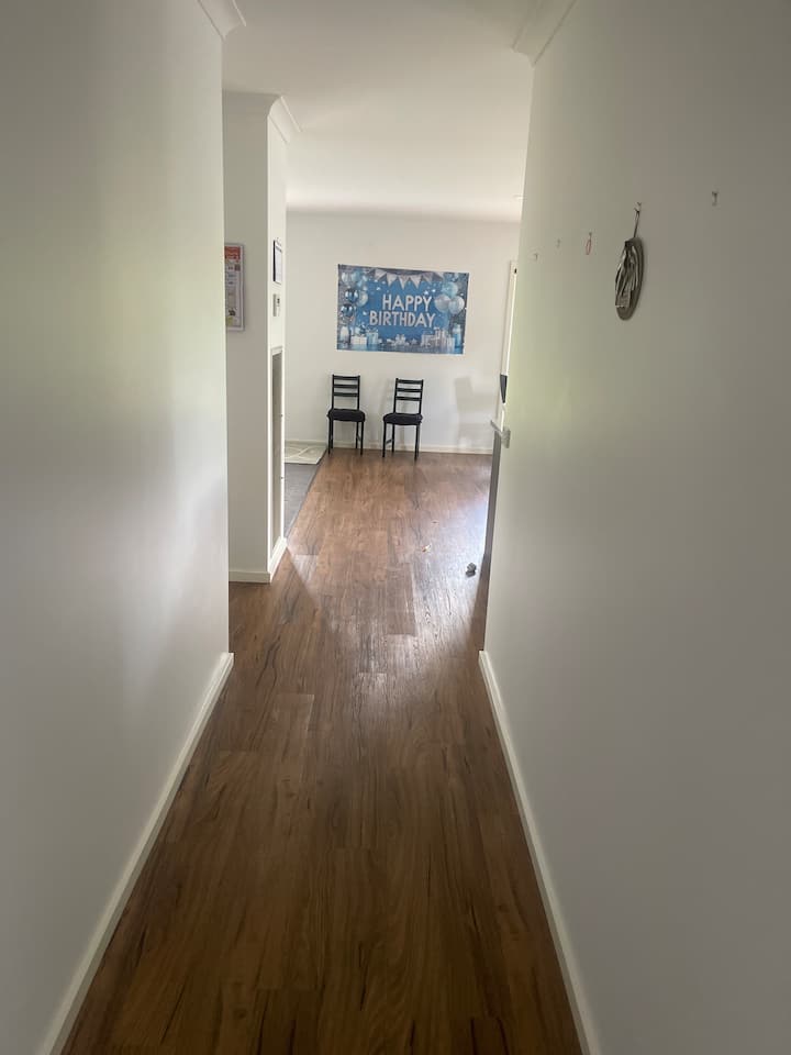 House In Premium Location And Having Full Security - Bendigo