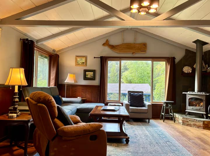 The Seadog: Comfy Cottage Near Beaches & Gardens - Fort Bragg, CA