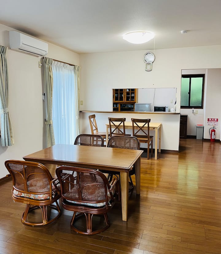 １棟貸切、野菜収穫や自然観察ができる農家民宿。宿泊者１人に米１合と野菜付、台所を使い自炊できます。 - 石岡