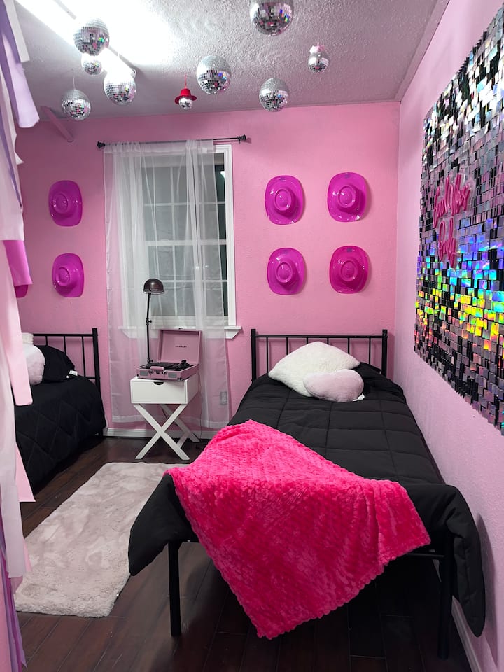 Pink Airbnb In Old Town Tomball! - Stagecoach, TX