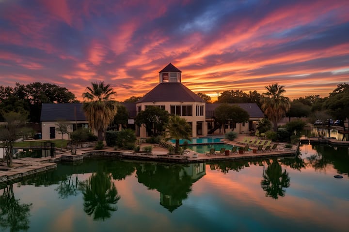 Loot Lake Shore Views 2bd/1b Loft Suite By Airport - Hill Country Village, TX