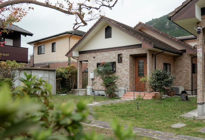 民泊 和乐
环境优雅安静,绿色环绕,有免费停车场,房屋本身是外洋中和,您会拥有一百平方的独处木质空间 - 湯布院町