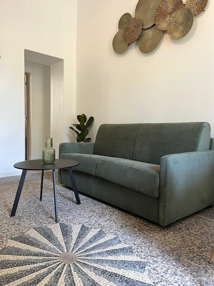 Parenthèse Nîmoise : Terrasse Et Confort Arènes - ibis budget Nimes Centre Gare