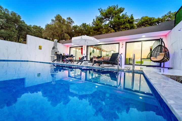Konforlu Lüks Havuzlu Villa - Gelemiş