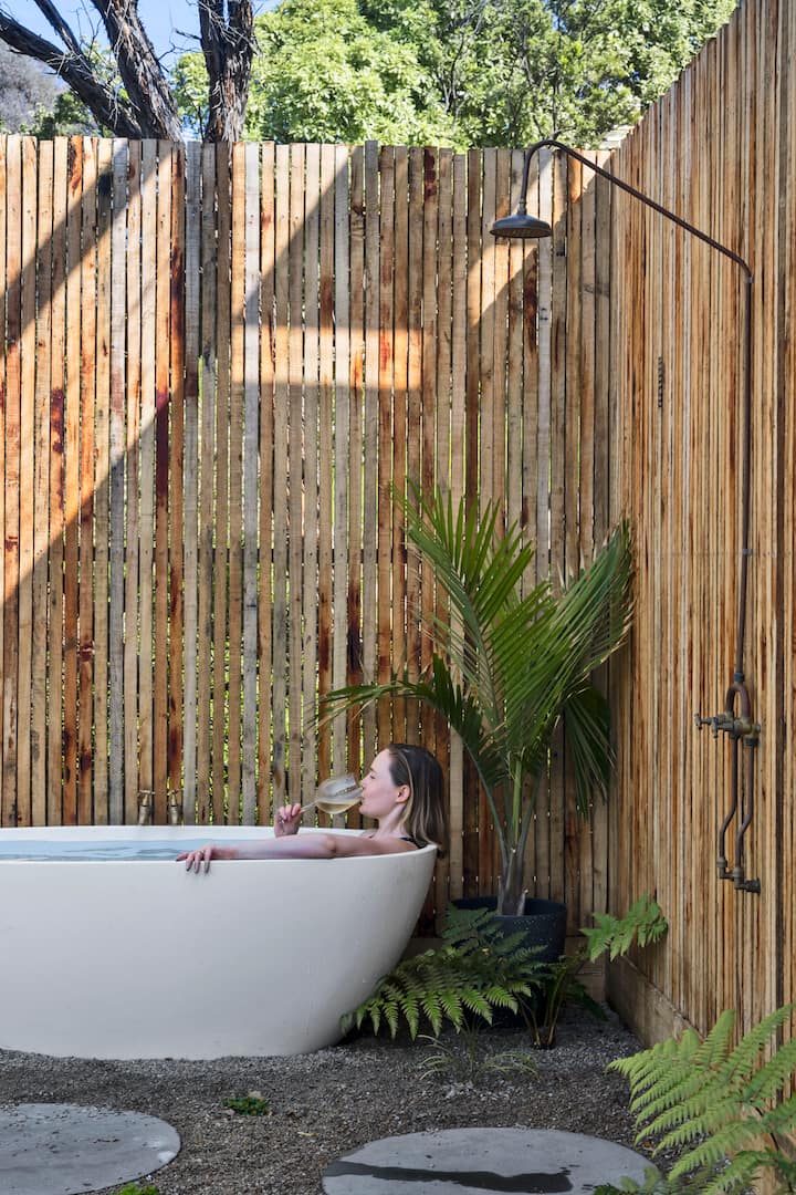 Hot Tub + Fire Pit! - Your Serene Coastal Getaway - 소렌토