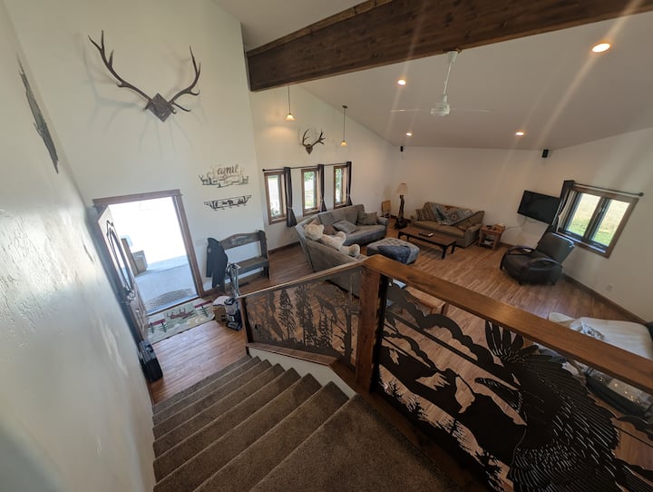 Spacious + Mountain Views + Kitchen + Jacuzzi - Bozeman, MT
