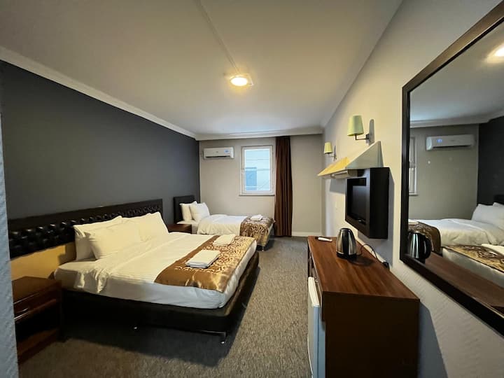 Family Room W/ 1 Double And 1 Single Bed In Center - Sefaköy