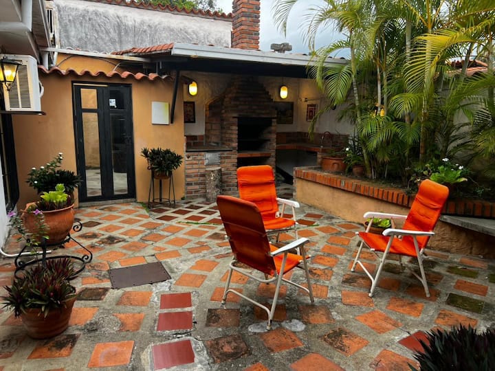 Refugio Con Parrillera Y Jardín | Casa Espaciosa - Venezuela