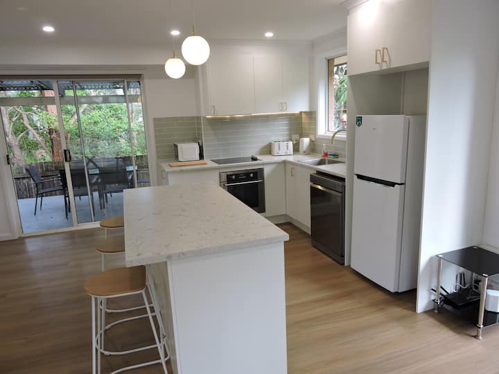 Modern 3 Bd Villa Close To Shops , 10mins To Beach - The Entrance