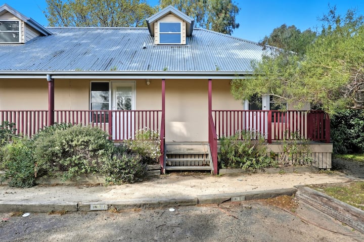 Coachman’s Rest Queen Studio - Oak Lodge & Coal River Valley Historical Society Inc., Richmond