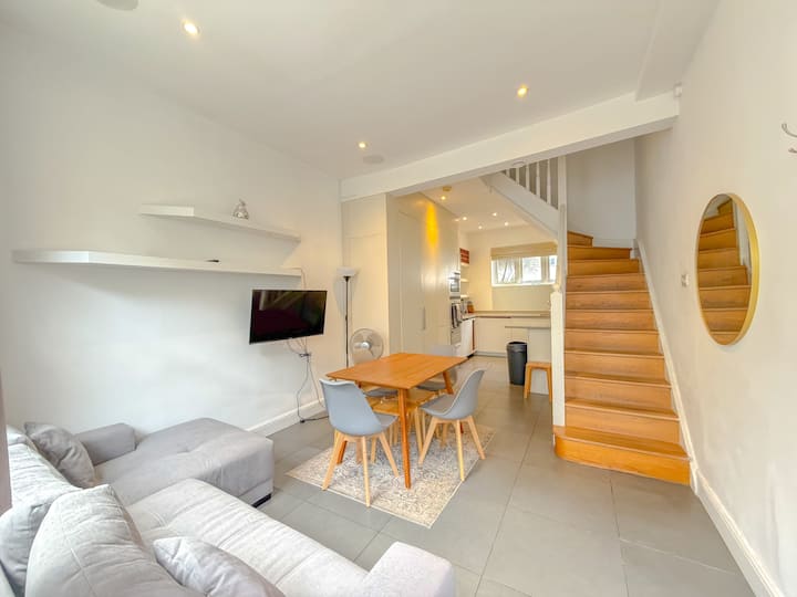 5-bed, 3-bath House - 2 Min To Earls Court Station - London