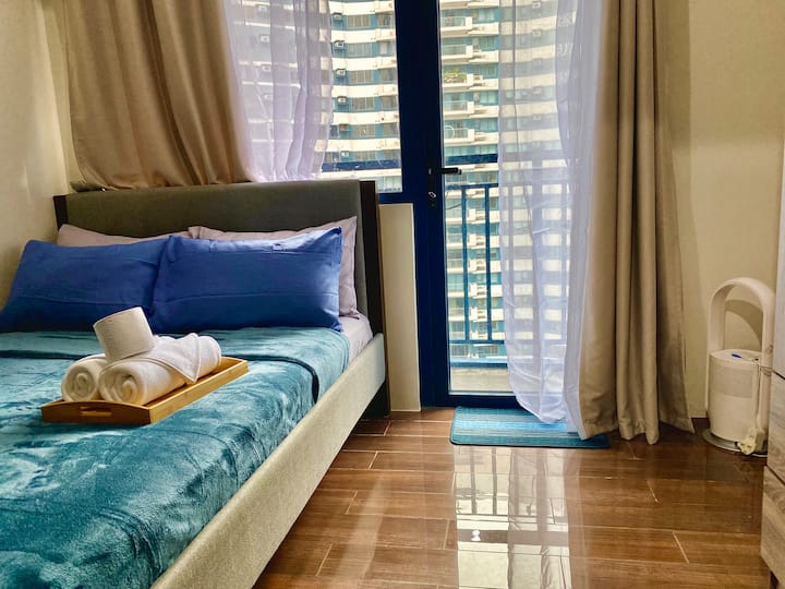 Stylish Haven In Bustling Ayala, Makati - Makati