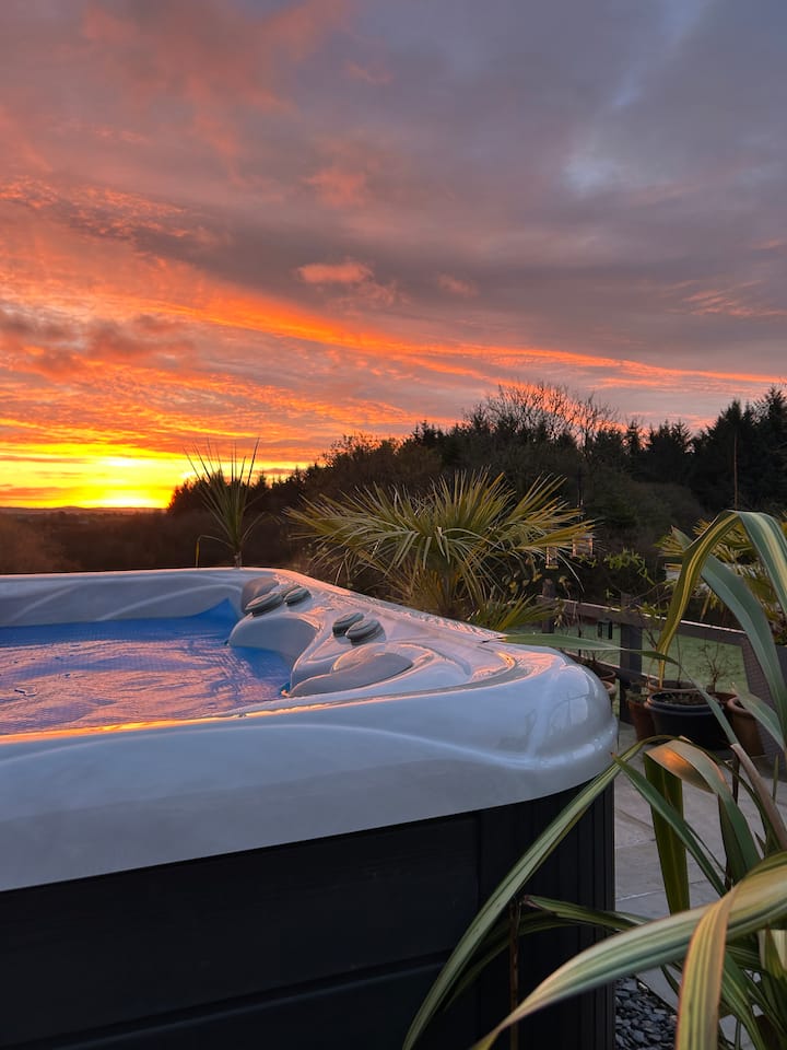 Luxury Superior Suite With Hot Tub - Llanelli