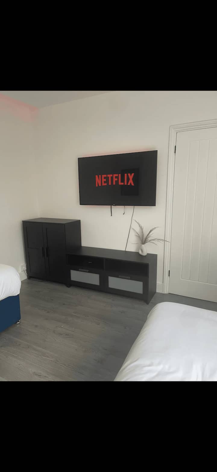 Stylish Home With Entertainment & Chic Design! - Northampton