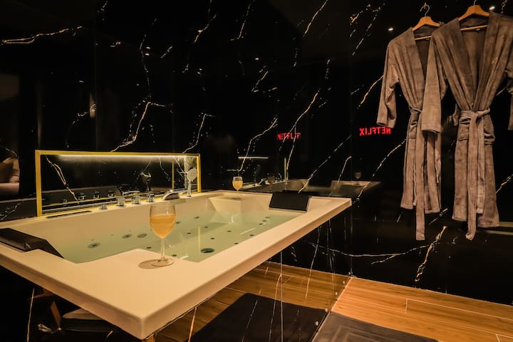 Golden Suite – ÉLégance - Jacuzzi Balnéo Privé - Lens, France