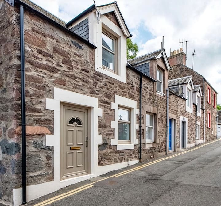 Peaceful Cottage & Garden In Crieff - クリエフ