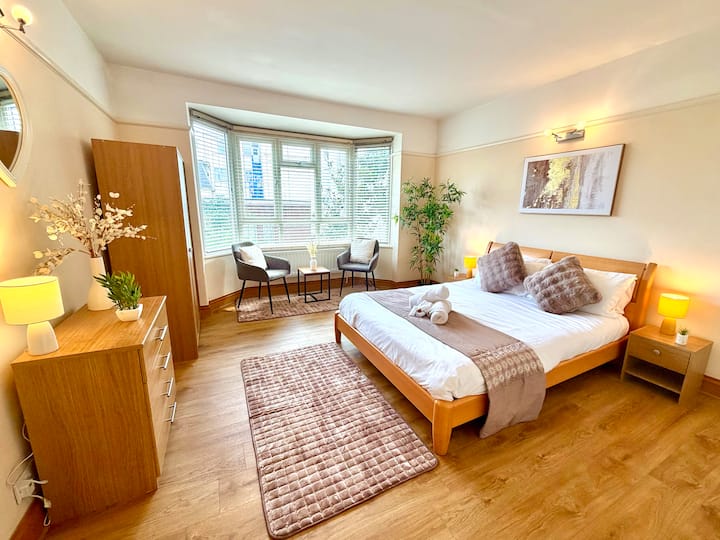 Spacious 3 Bedroom - Walk To Beach - Free Parking - Bournemouth