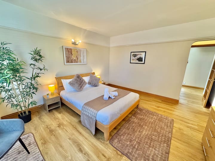Spacious 3 Bedroom - Walk To Beach - Free Parking - Branksome Chine Beach