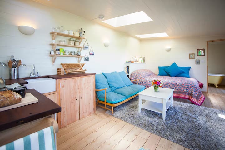 Happy On The Hill, Jake's Cabin, Near Bruton - Bruton