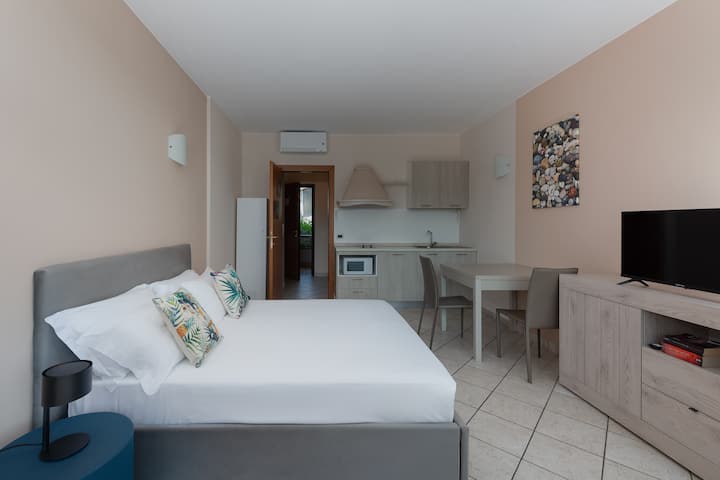 Ampio Monolocale Vista Giardino Vicino Al Centro - Desenzano del Garda