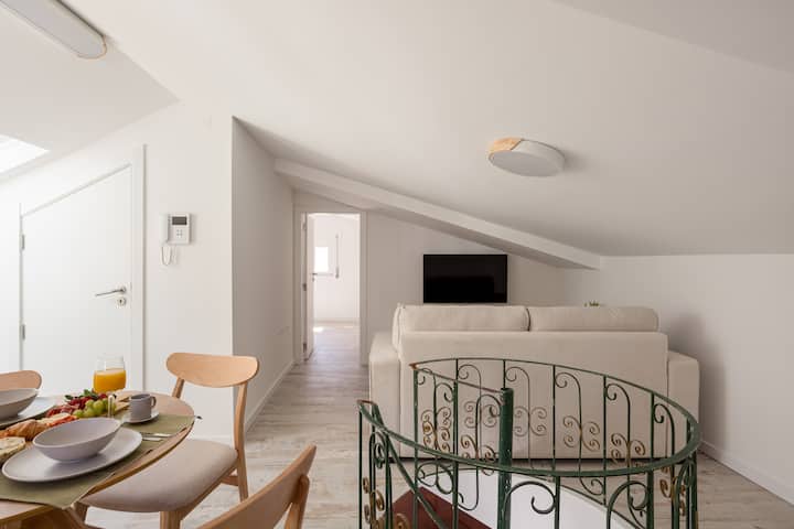 Cozy City Loft With Natural Light - アモーラ