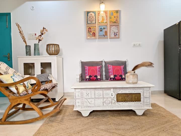 Vintage Vibes 2bhk I Rustic Stay | Close To Mandir - India